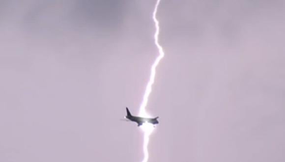 Impactante video de rayo cayendo sobre un avión en pleno vuelo ...