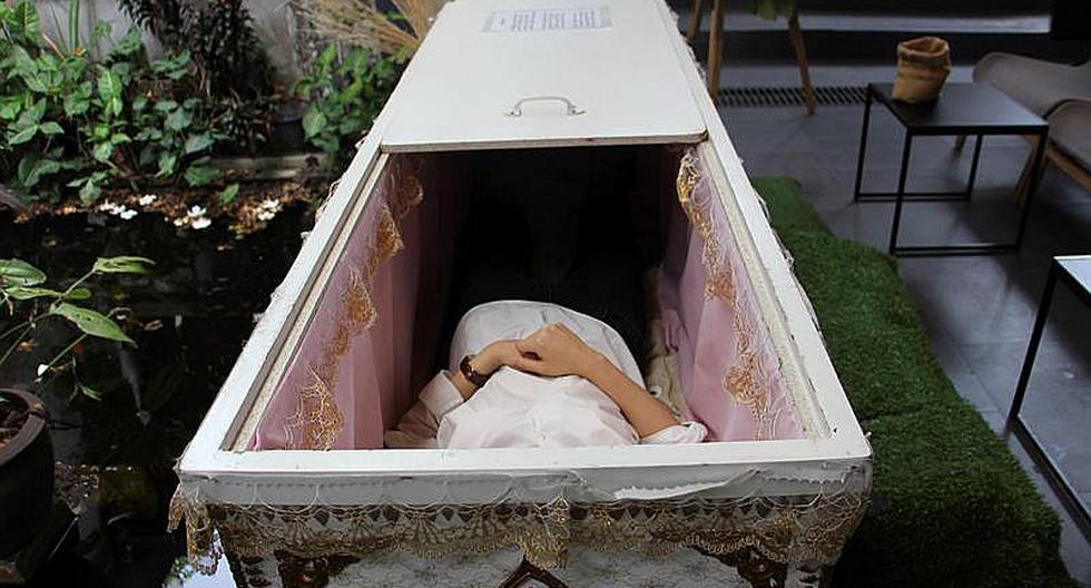 Cafetería ofrece descuento si te encierra en ataúd mismo muerto (VIDEO ...