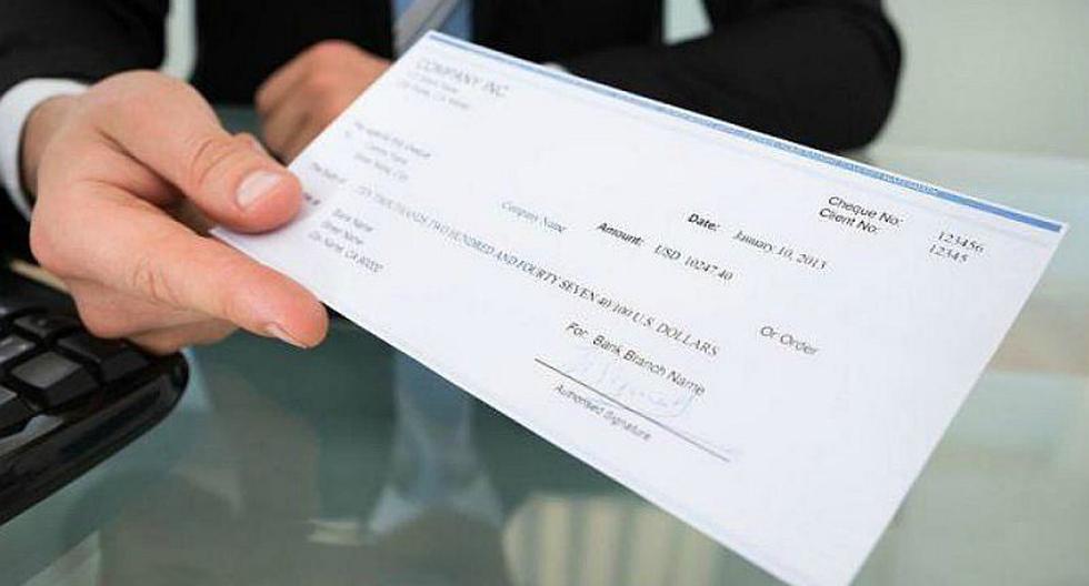 ¿Qué hacer si te pagan en el trabajo con un cheque? | MUJER | OJO