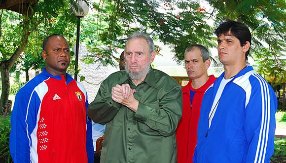 Fidel Castro viste de nuevo su uniforme verde olivo de combate ...
