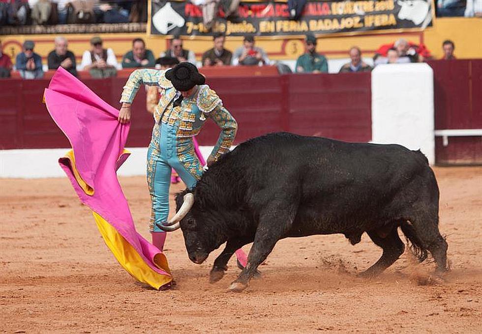 Torero peruano Andrés Roca Rey corta oreja y sale en hombros (FOTOS ...