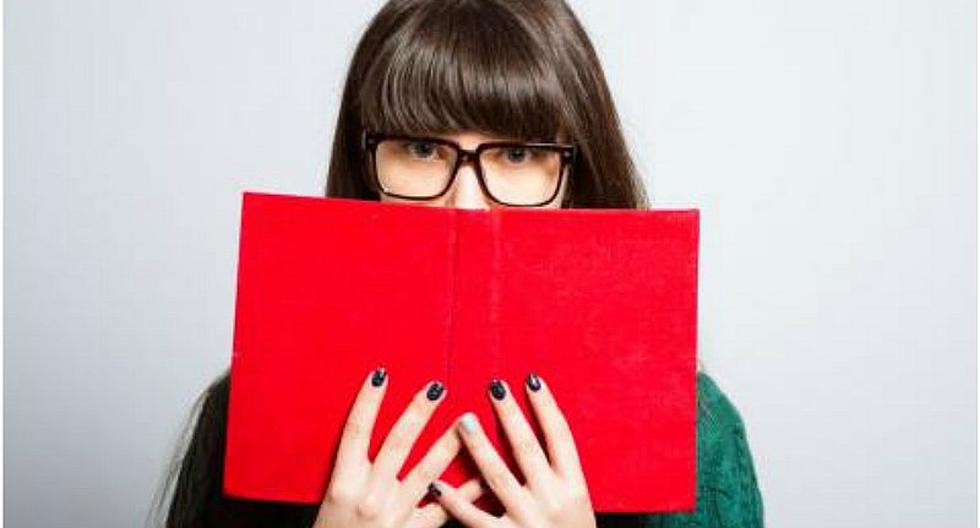 Estas señales te dirán si eres una persona introvertida | MUJER | OJO